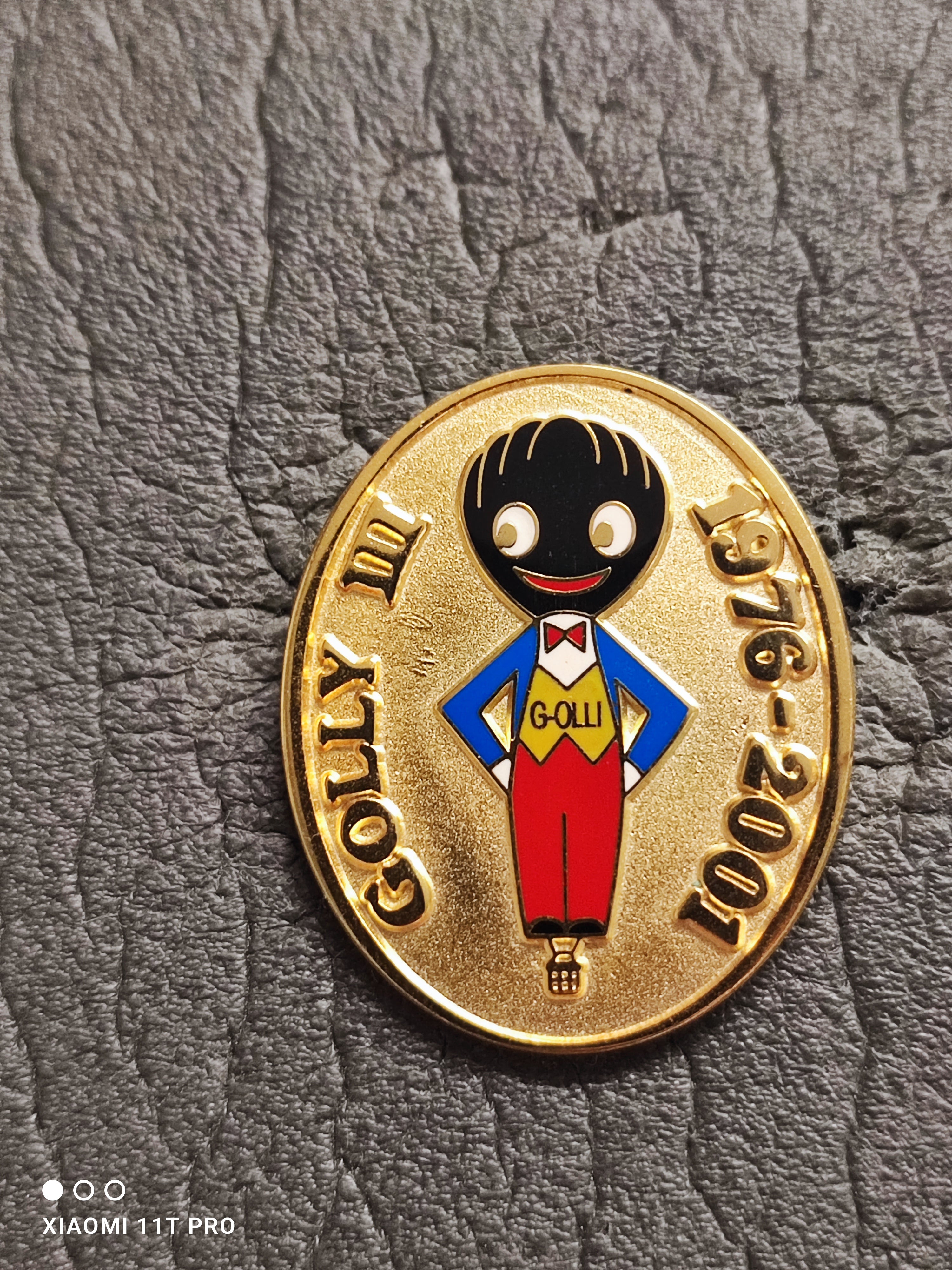 Ba17 Gold Background – GollyBadges.com