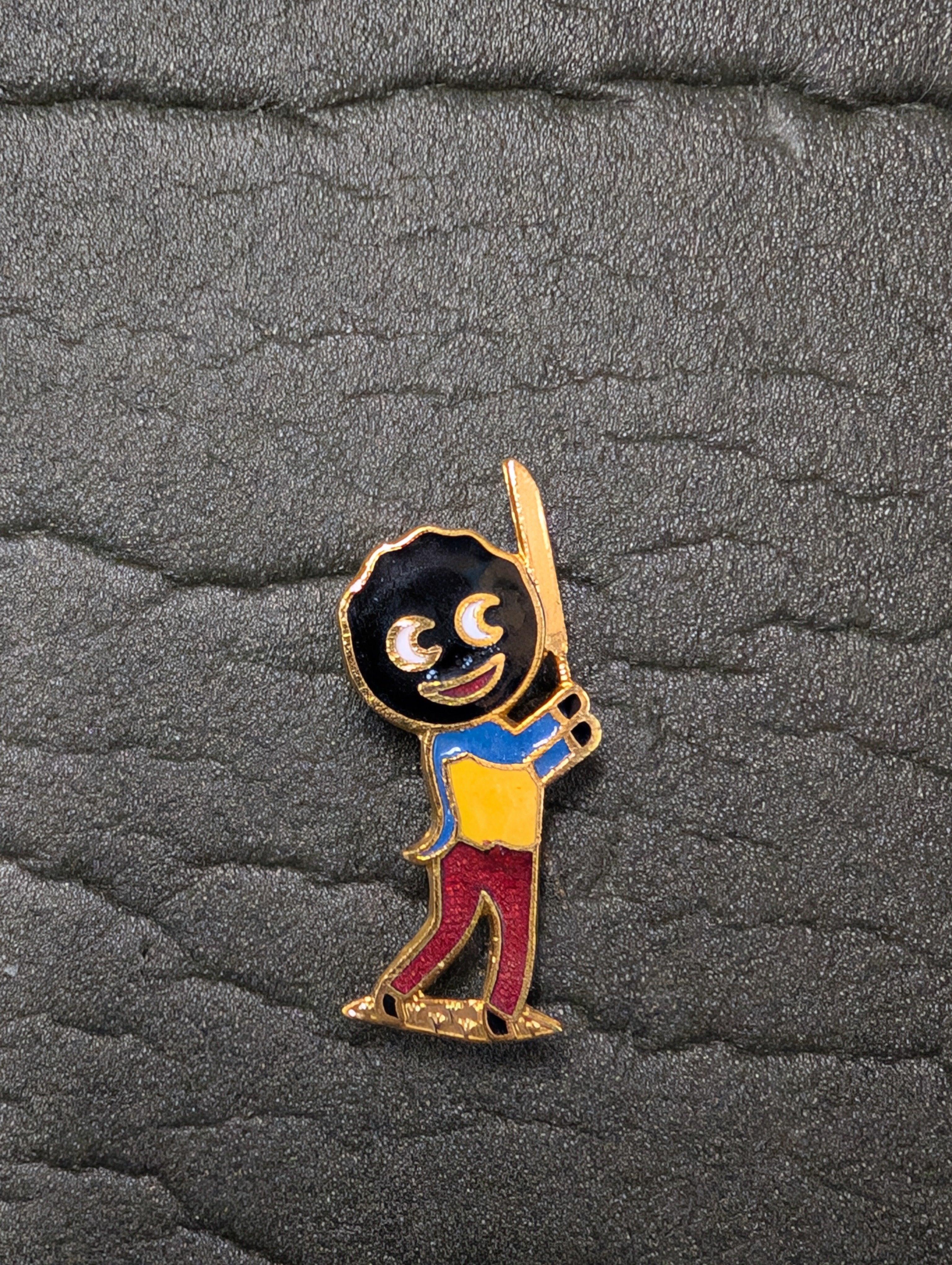 Cricketer - Gomm Bham1 HEAD STAMP SHINEY – GollyBadges.com