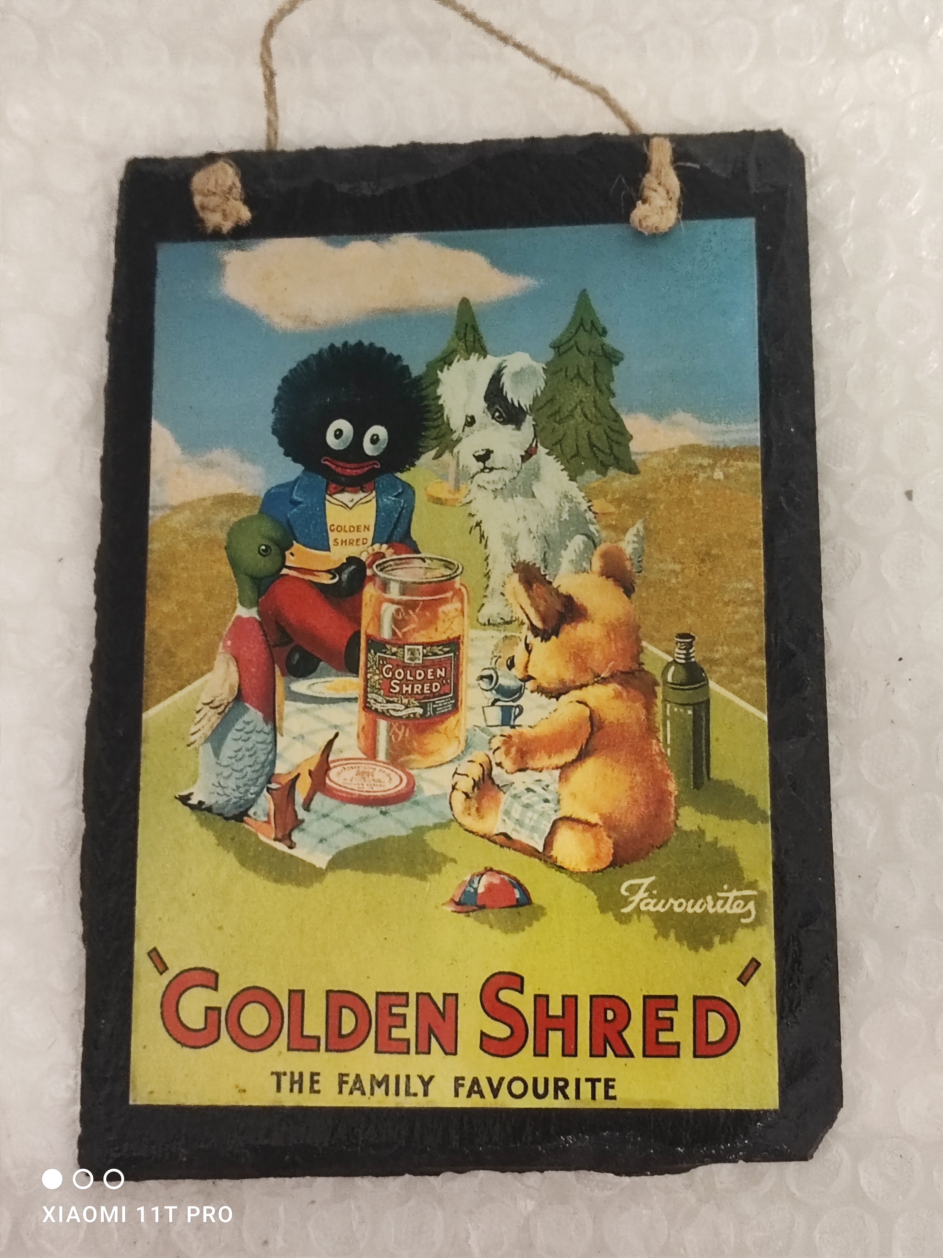 Decorative Slate Picture Golden Shred Picnic Scene – GollyBadges.com