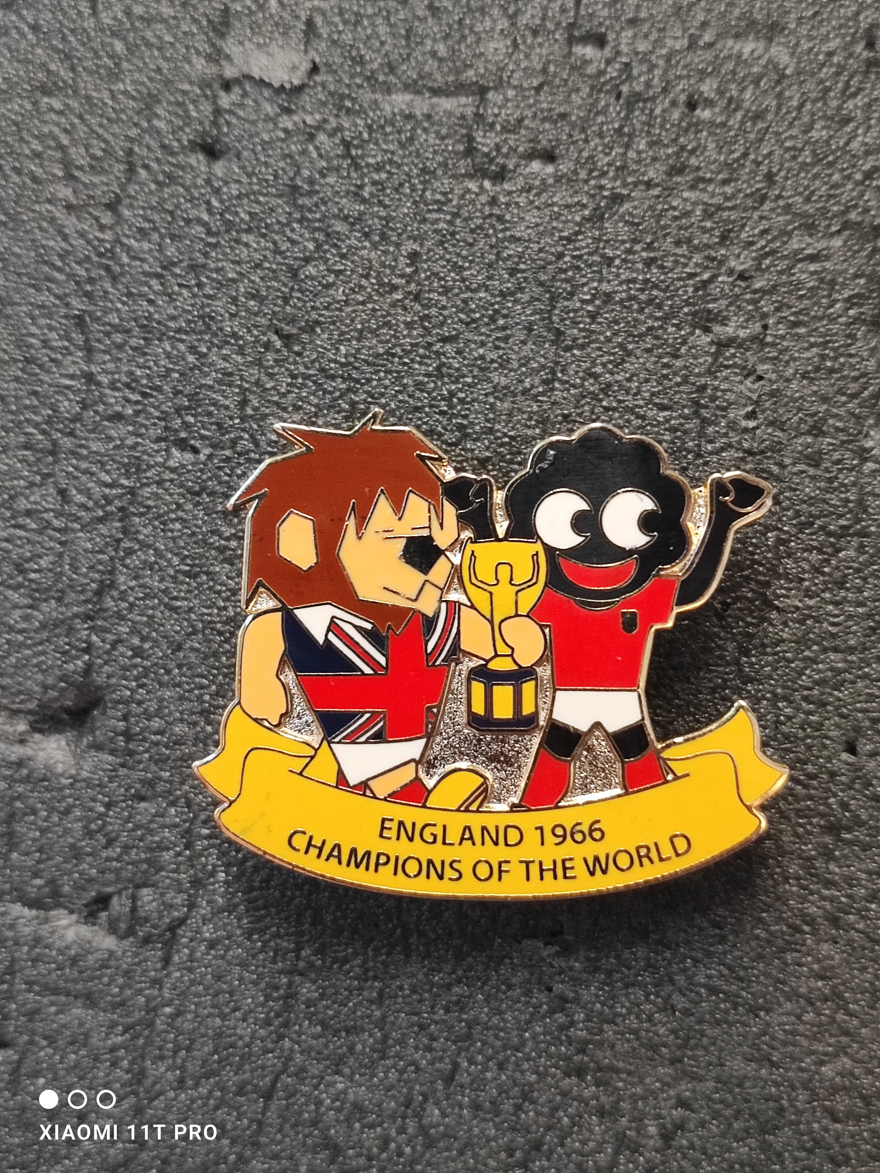 Golly With World Cup Willie – GollyBadges.com