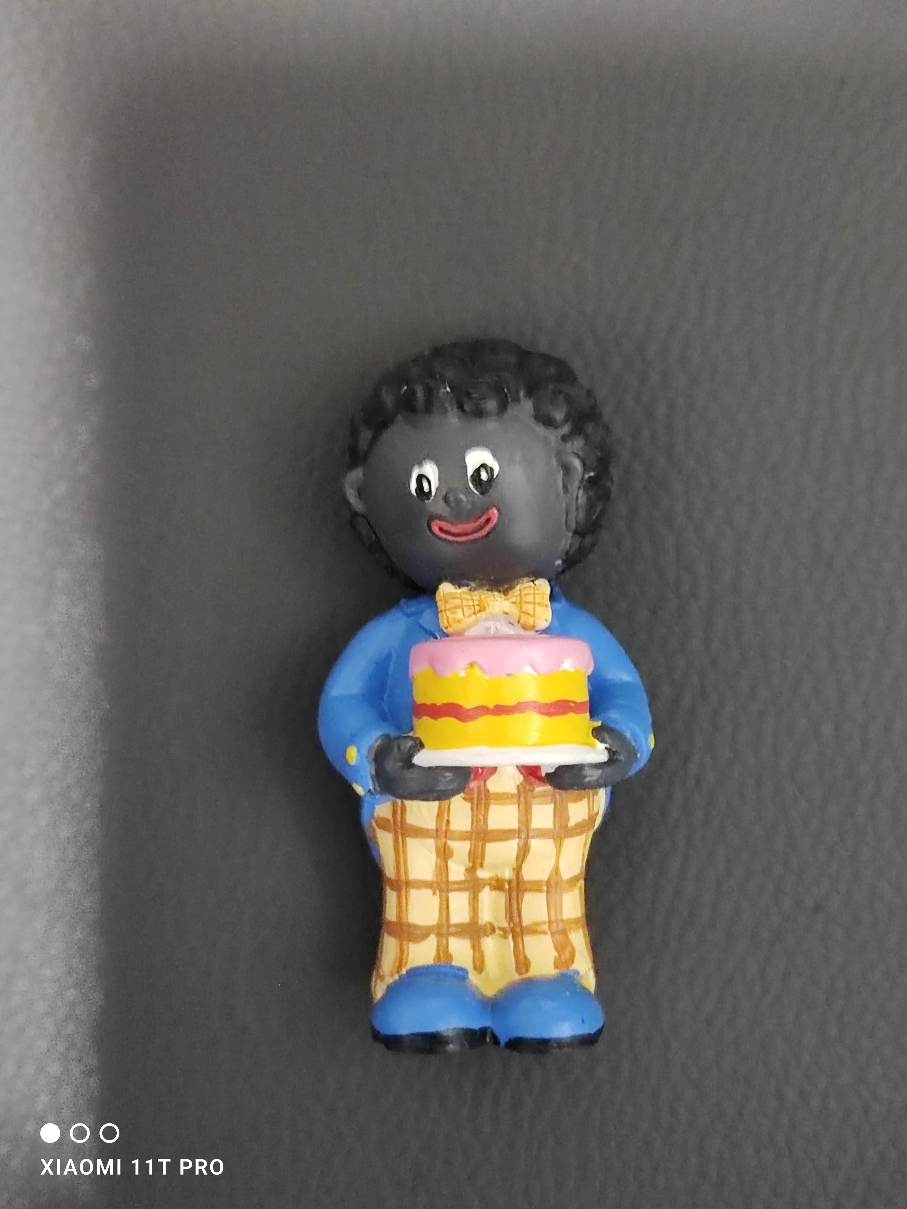 Golly with Cake – GollyBadges.com