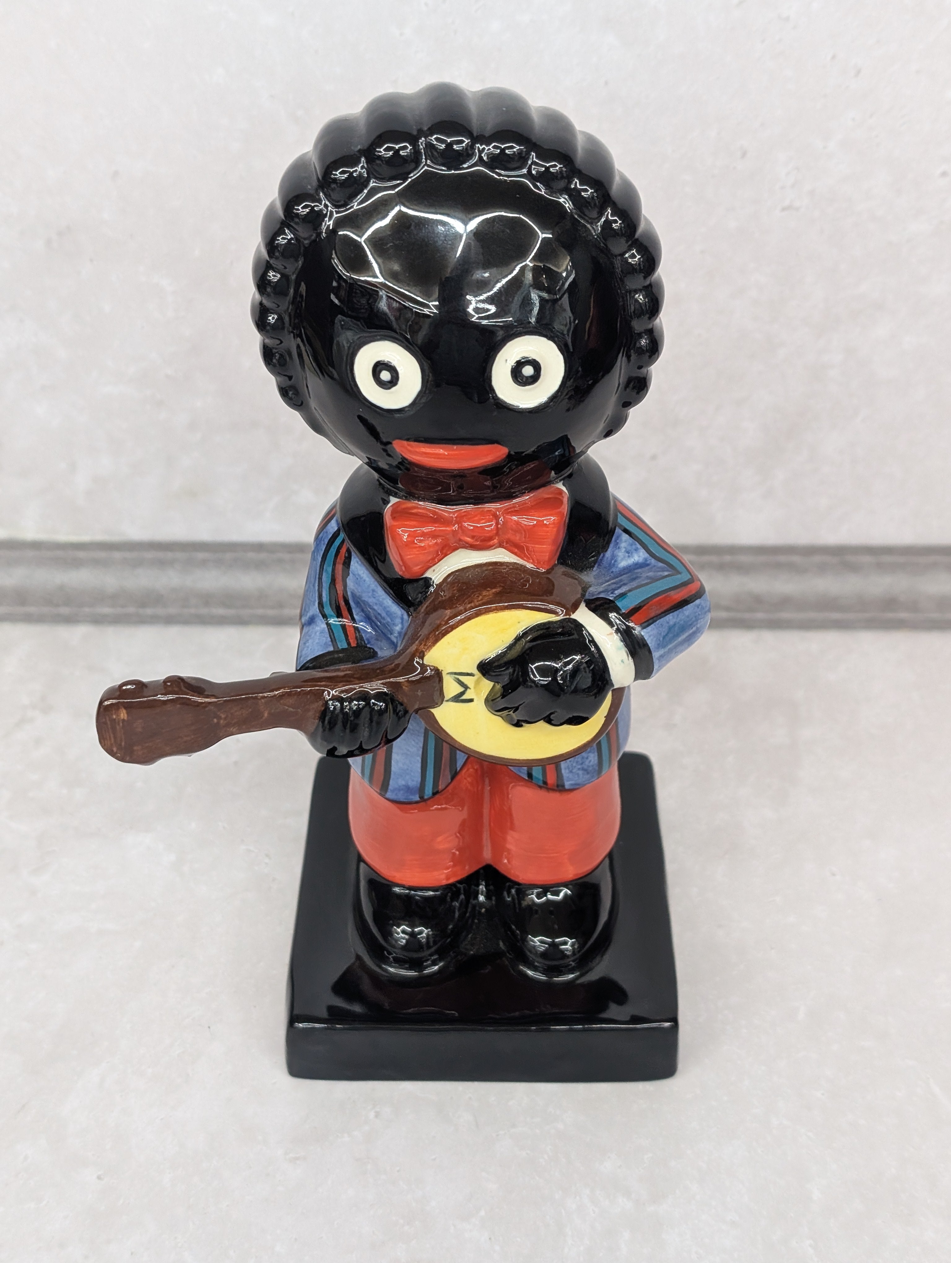 Large Colour Trial Banjo Player by Carltonware – GollyBadges.com