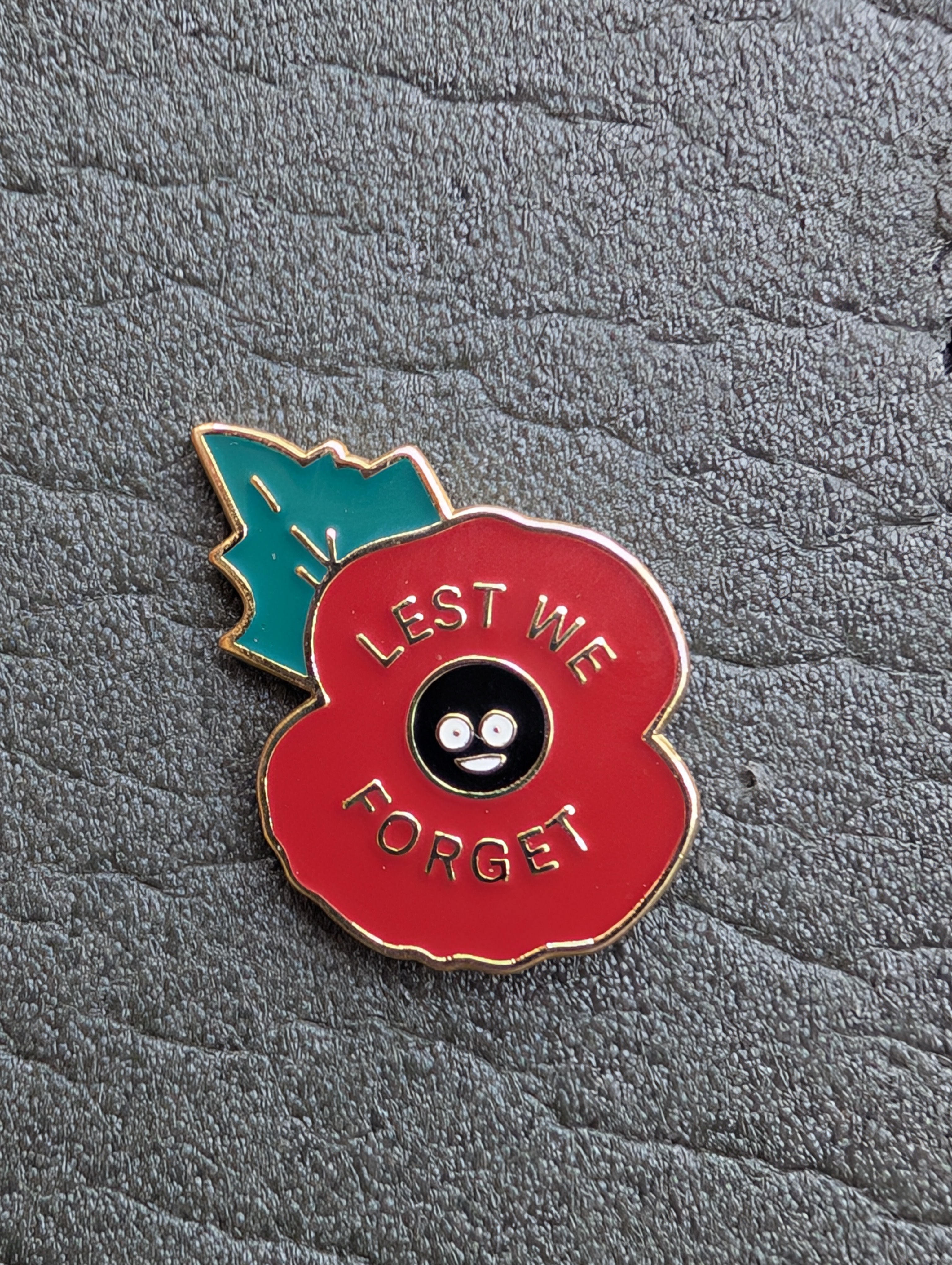 Poppy with Golly Face White Mouth – GollyBadges.com