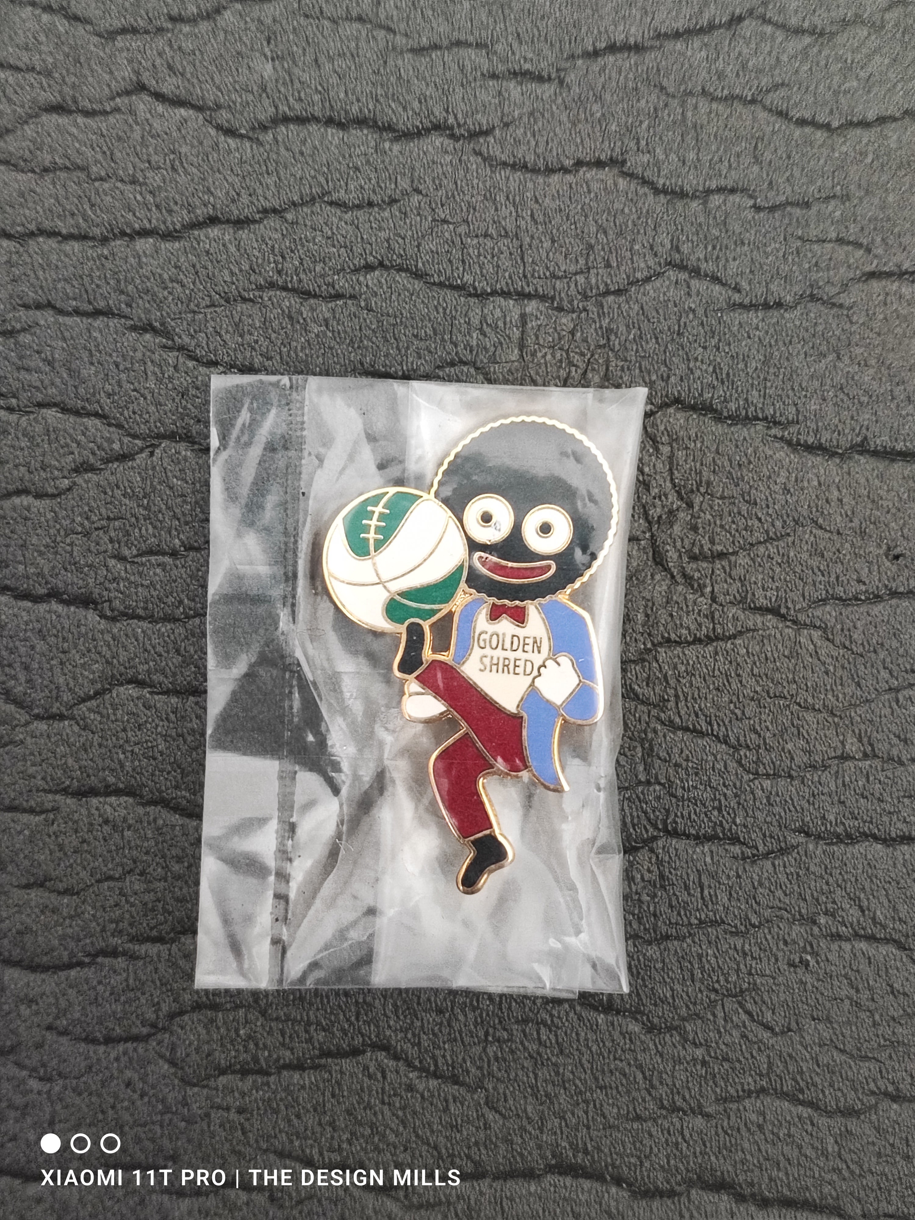 Action Footballer Green/White Ball – GollyBadges.com