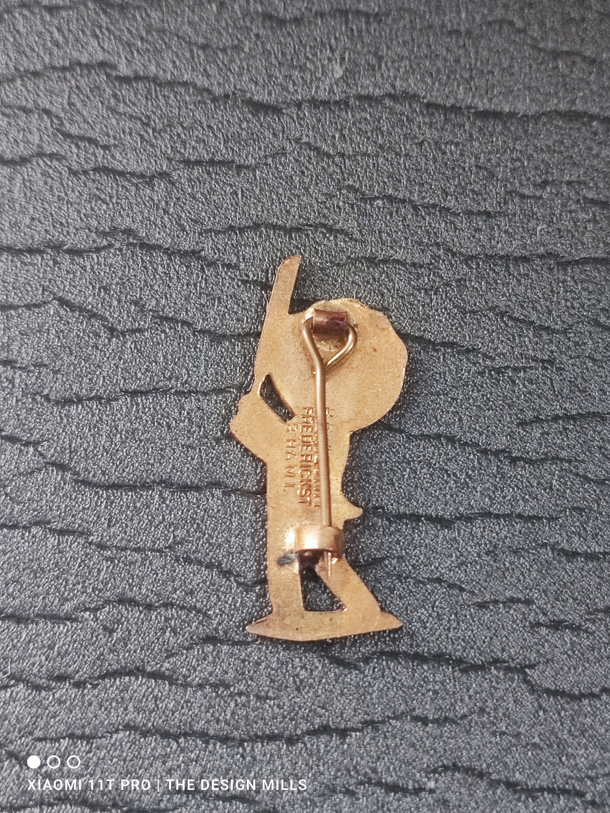 Cricketer - Gomm Bham1 BODY STAMP ROTATED RIGHT – GollyBadges.com