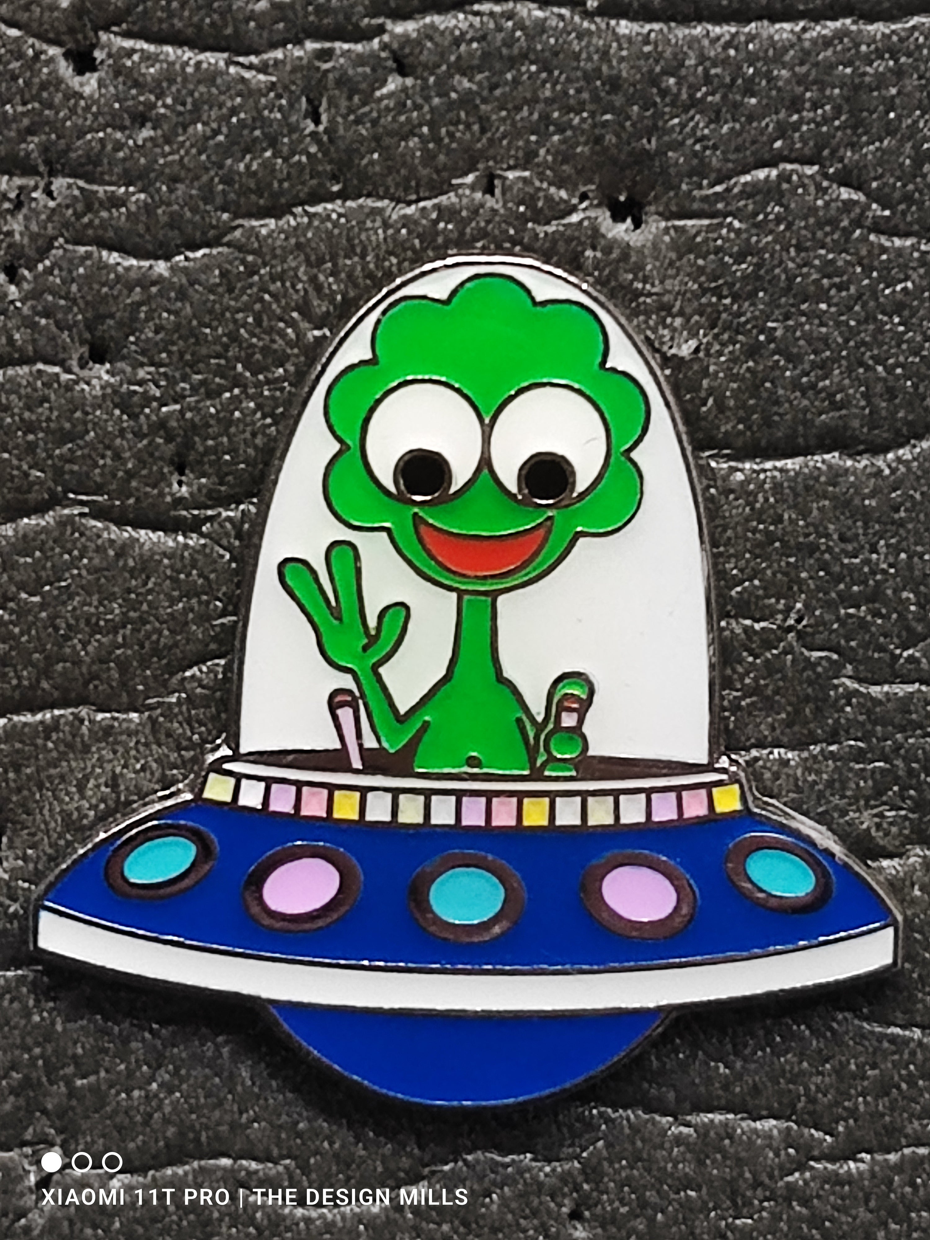 Green Alien in Blue Spaceship – GollyBadges.com