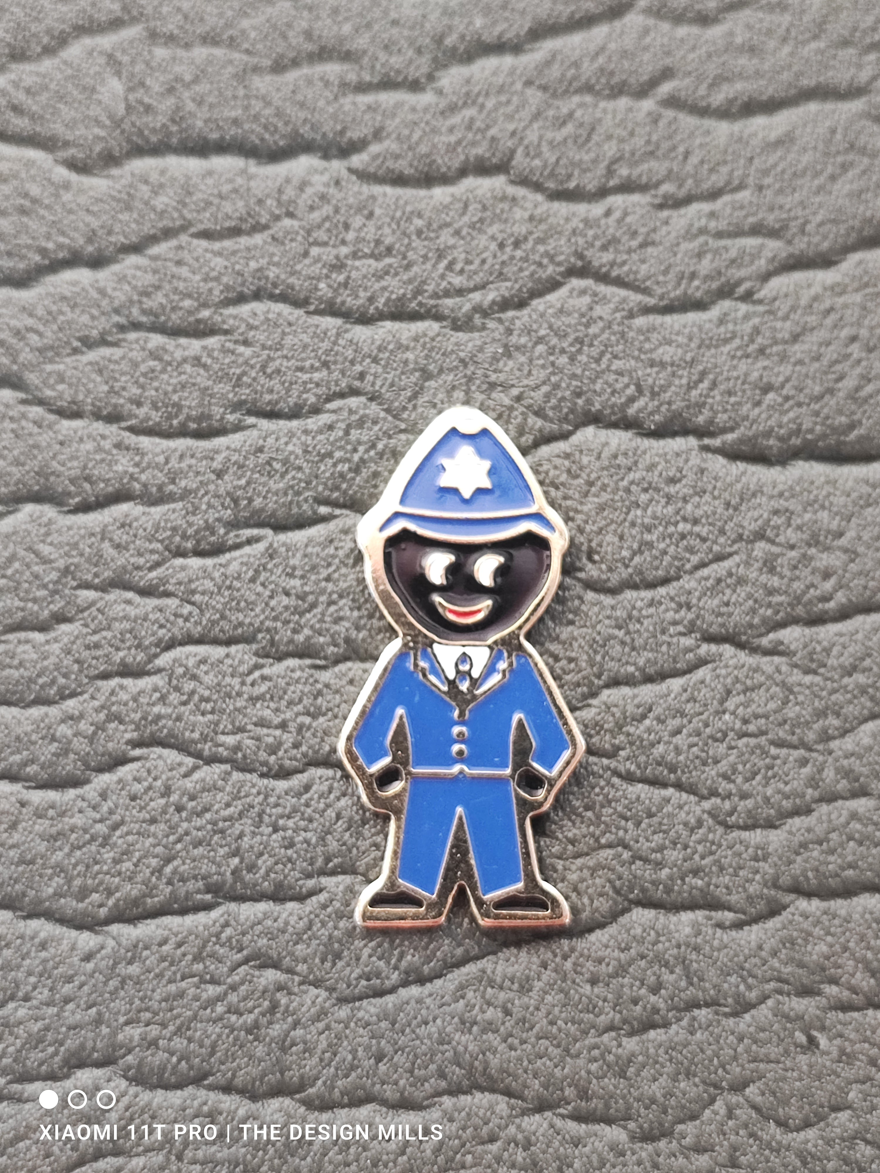 Policeman NO STAMP – GollyBadges.com