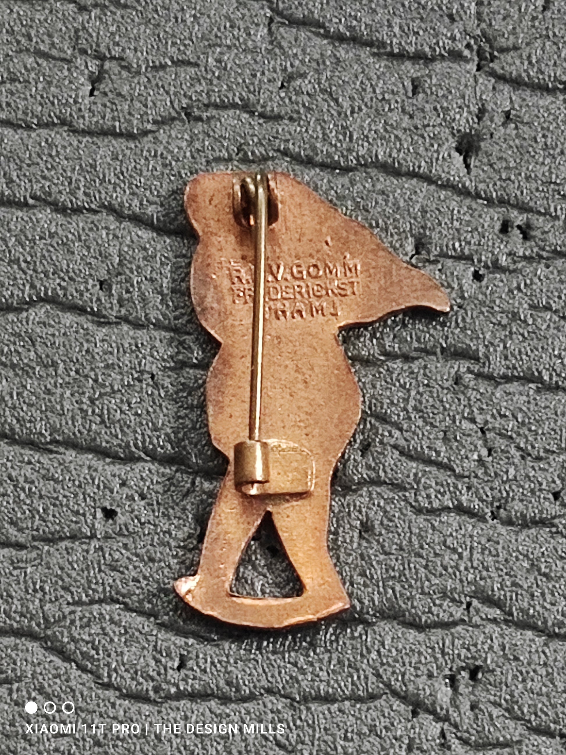 Rev Gomm Beret Scout Yellow Between Pole and Leg – GollyBadges.com