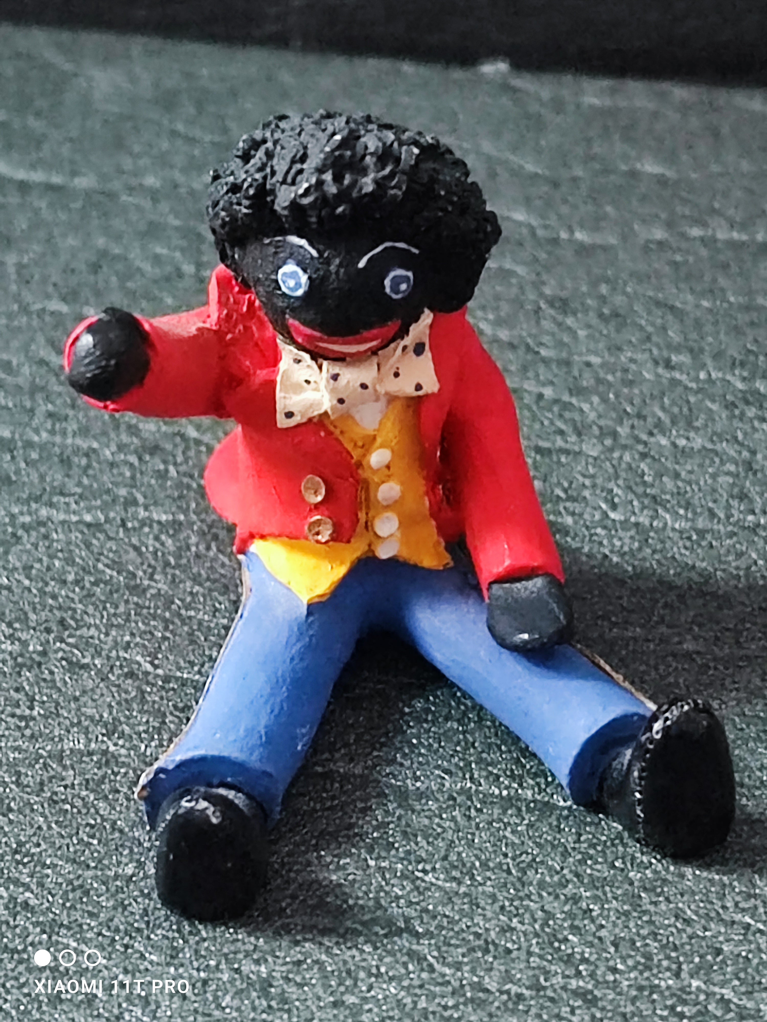 Small Golly Sitting - Peter Fagan Colourbox Figure – GollyBadges.com